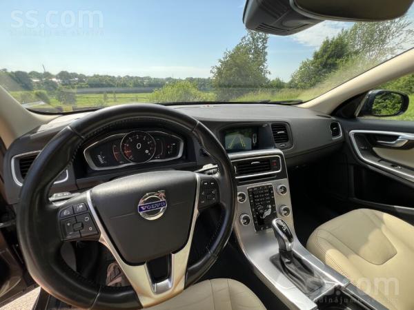 Brūns Volvo V60 2017 Rīga, ar dzinēja tilpumu 2.00 L un nobraukumu 144 tūkst. km par 14500 €, foto 10 vietnē AUTOMOTO.COM.LV