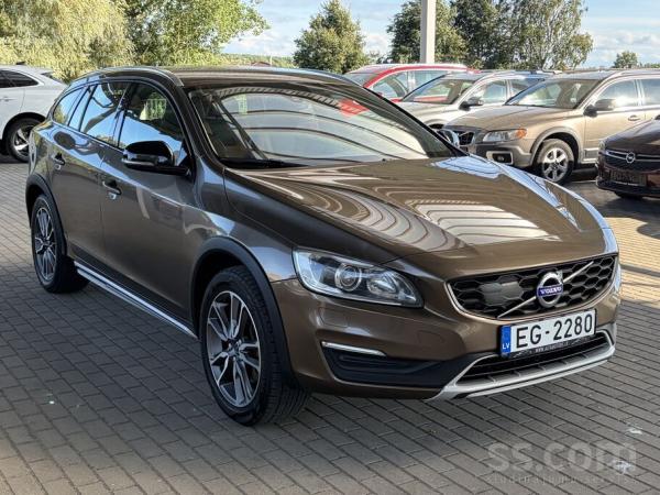 Brūns Volvo V60 2017 Rīga, ar dzinēja tilpumu 2.00 L un nobraukumu 0 tūkst. km par 6990 €, foto 2 vietnē AUTOMOTO.COM.LV