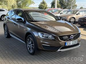 Brūns Volvo V60 2017 Rīga, ar dzinēja tilpumu 2.00 L un nobraukumu 0 tūkst. km par 6990 €, foto 3 vietnē AUTOMOTO.COM.LV