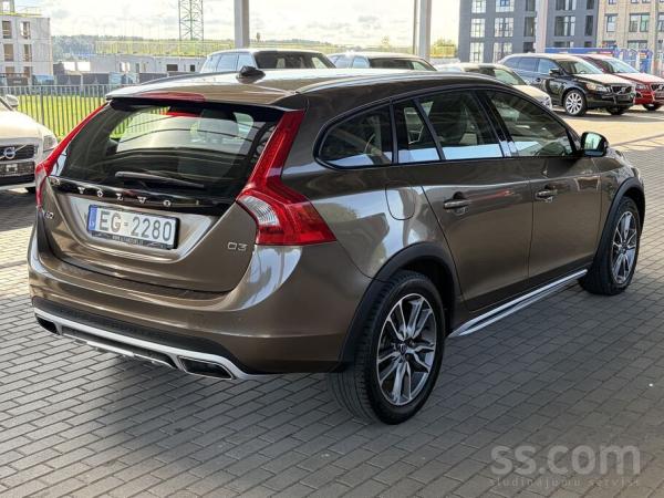 Brūns Volvo V60 2017 Rīga, ar dzinēja tilpumu 2.00 L un nobraukumu 0 tūkst. km par 6990 €, foto 4 vietnē AUTOMOTO.COM.LV