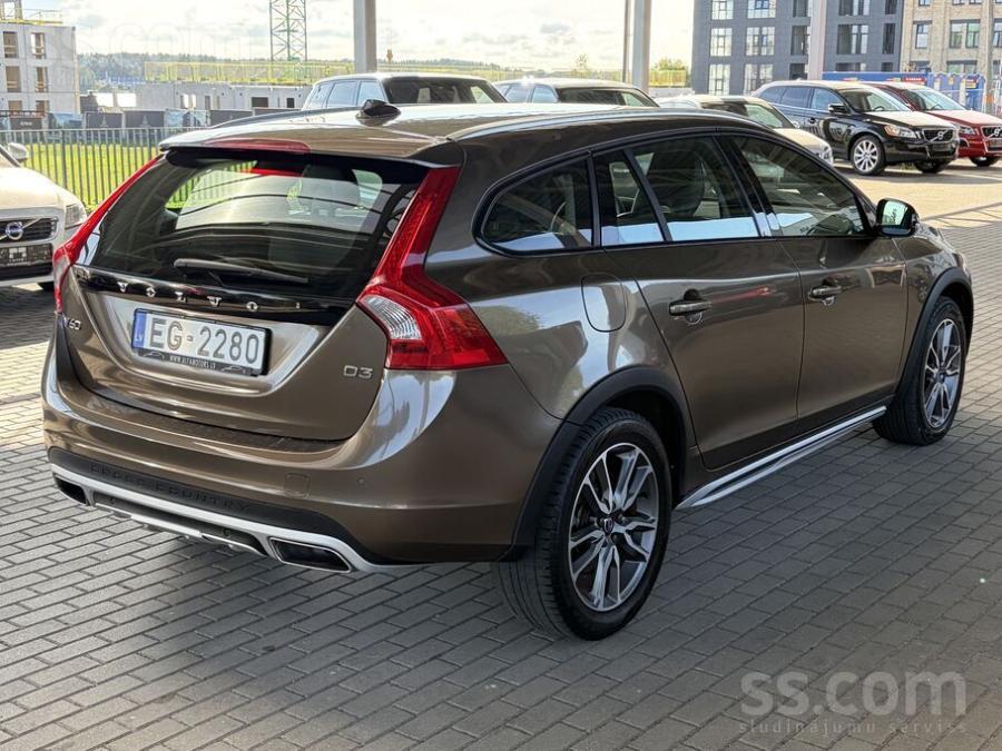 Brūns Volvo V60 2017 Rīga, ar dzinēja tilpumu 2.00 L un nobraukumu 0 tūkst. km par 6990 €, foto 5 vietnē AUTOMOTO.COM.LV