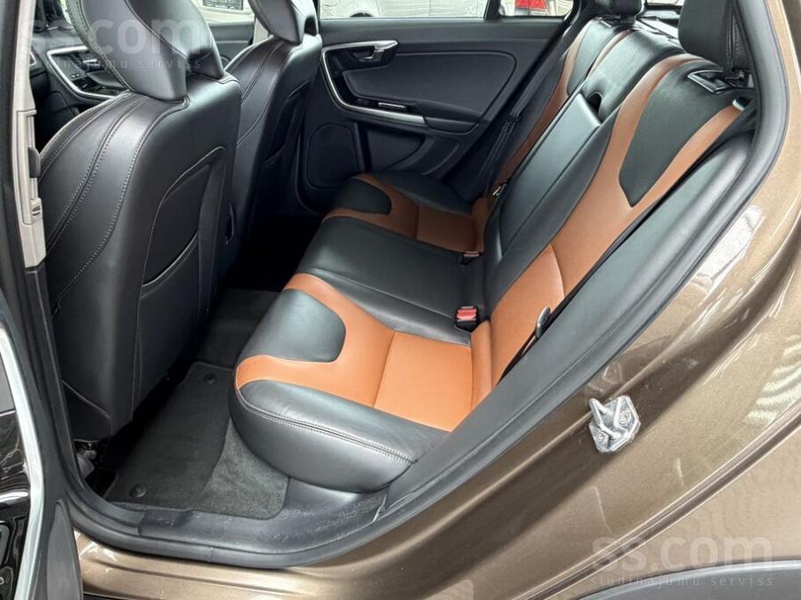 Brūns Volvo V60 2017 Rīga, ar dzinēja tilpumu 2.00 L un nobraukumu 0 tūkst. km par 6990 €, foto 7 vietnē AUTOMOTO.COM.LV