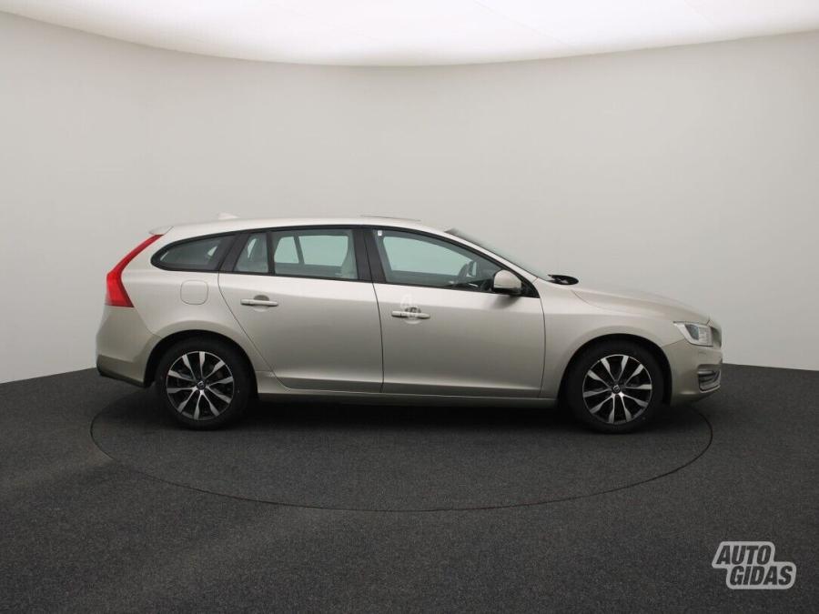 Brūns Volvo V60 2018 Viļņa, ar dzinēja tilpumu 2.00 L un nobraukumu 150 tūkst. km par 13499 €, foto 9 vietnē AUTOMOTO.COM.LV