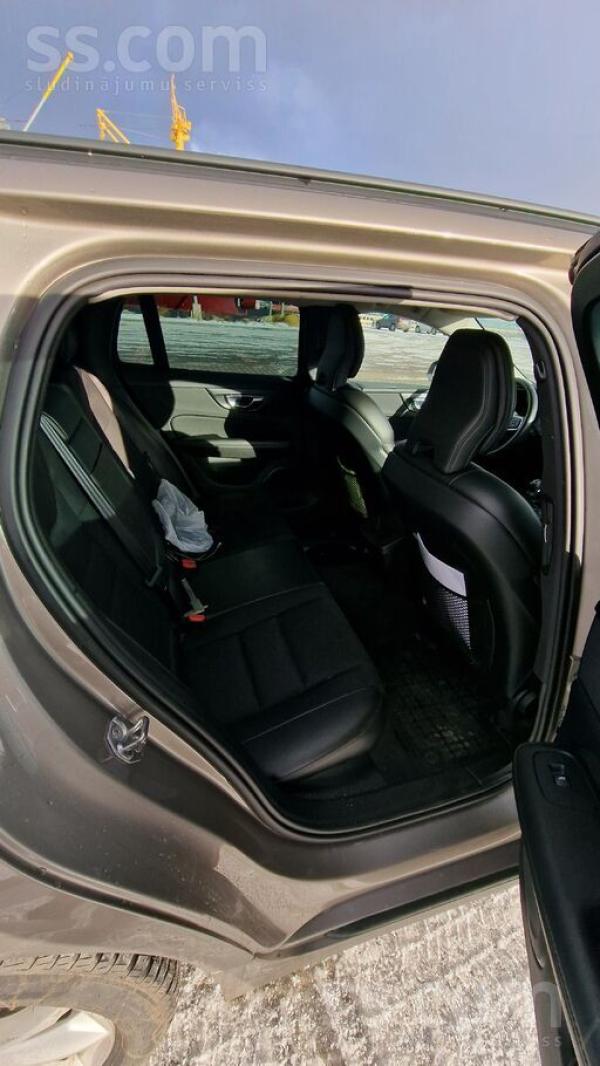Brown Volvo V60 2019 in Ventspils, with an engine capacity of 2.00 L and mileage of 183 thousand km for 16670 €, photo 9 on AUTOMOTO.COM.LV