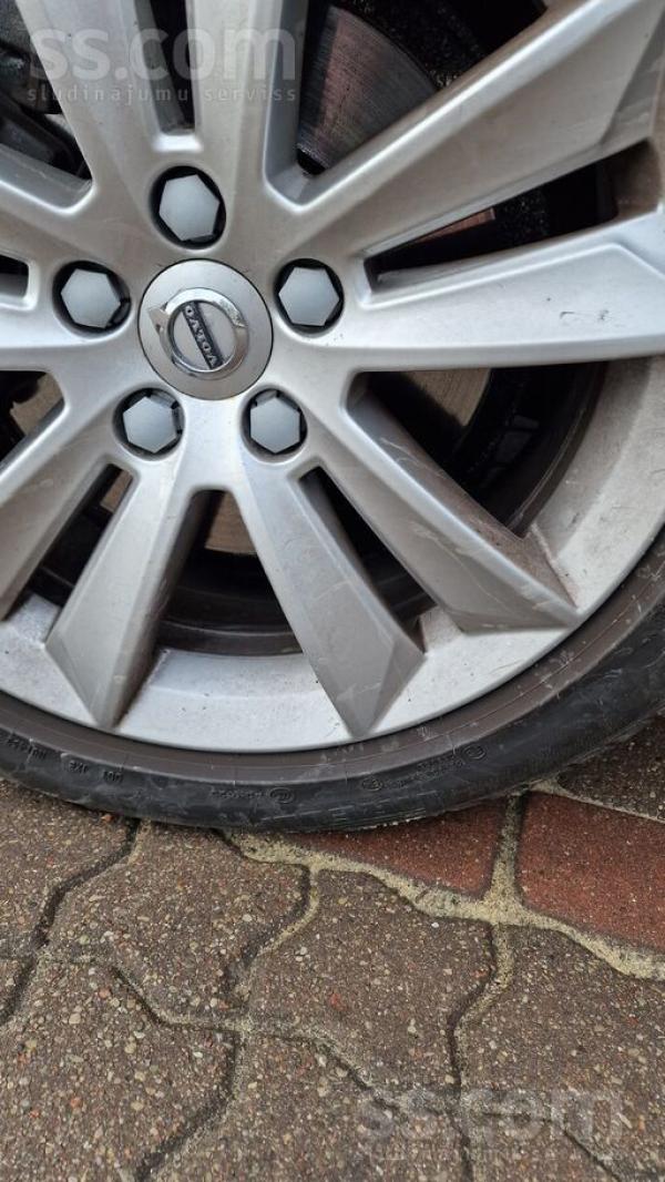 Brown Volvo V60 2019 in Ventspils, with an engine capacity of 2.00 L and mileage of 183 thousand km for 16670 €, photo 10 on AUTOMOTO.COM.LV