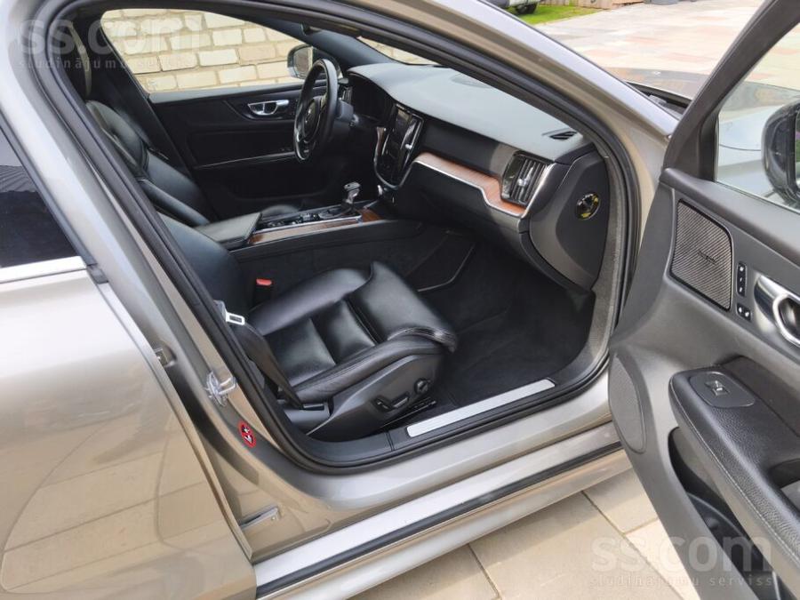 Brown Volvo V60 2019 in Saldus, with an engine capacity of 2.00 L and mileage of 363 thousand km for 14800 €, photo 6 on AUTOMOTO.COM.LV