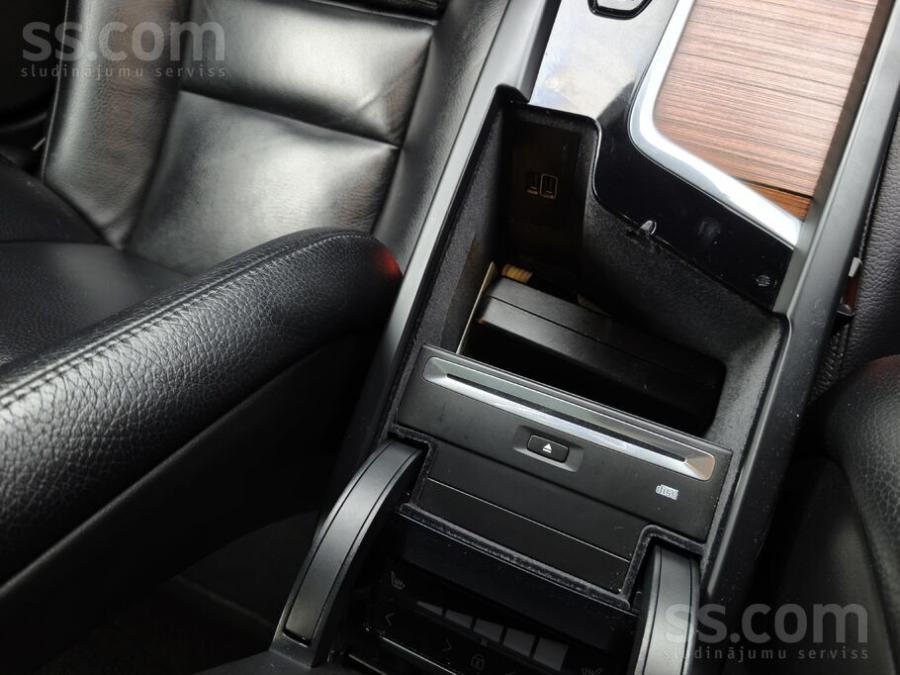 Brown Volvo V60 2019 in Saldus, with an engine capacity of 2.00 L and mileage of 363 thousand km for 14800 €, photo 23 on AUTOMOTO.COM.LV
