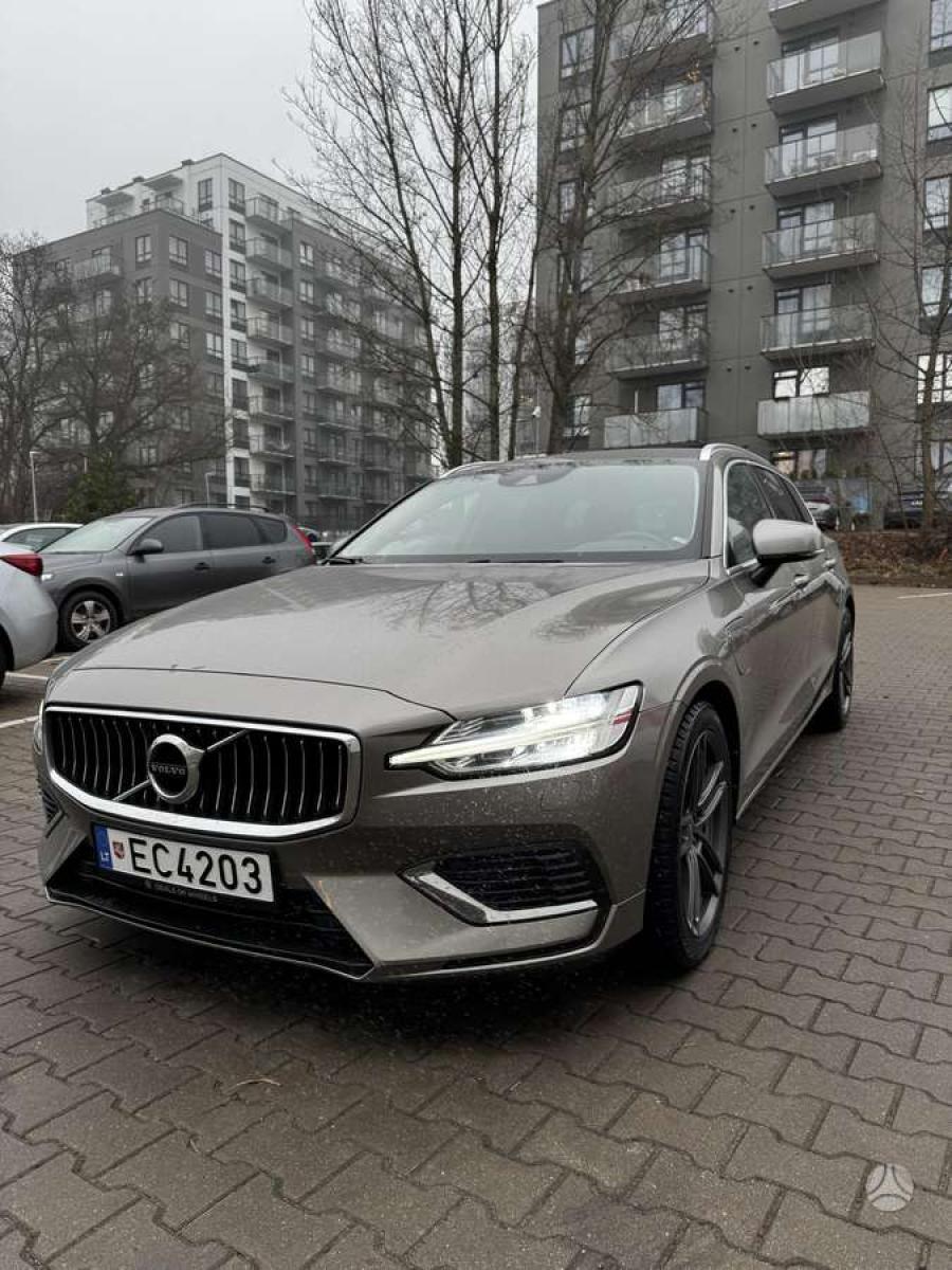 Brown Volvo V60 2020 in Vilnius, with an engine capacity of 1.97 L and mileage of 102 thousand km for 28500 €, photo 1 on AUTOMOTO.COM.LV