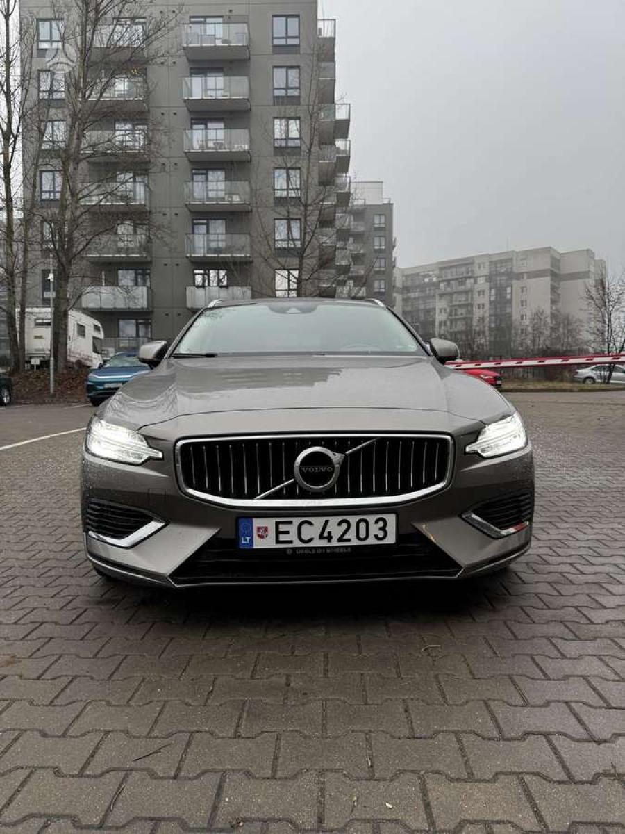 Brown Volvo V60 2020 in Vilnius, with an engine capacity of 1.97 L and mileage of 102 thousand km for 28500 €, photo 3 on AUTOMOTO.COM.LV