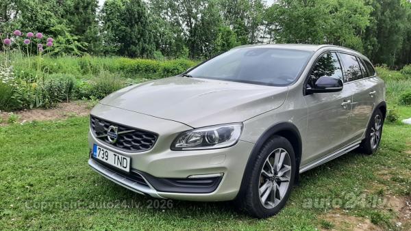 Beige Volvo V60 Cross Country 2018 in Tallinn, with an engine capacity of 2.40 L and mileage of 280 thousand km for 14900 €, photo 1 on AUTOMOTO.COM.LV