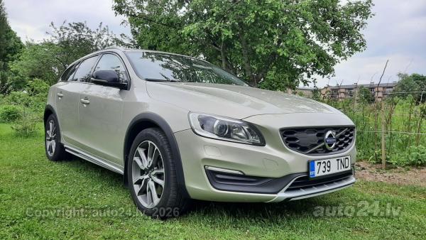Beige Volvo V60 Cross Country 2018 in Tallinn, with an engine capacity of 2.40 L and mileage of 280 thousand km for 14900 €, photo 2 on AUTOMOTO.COM.LV