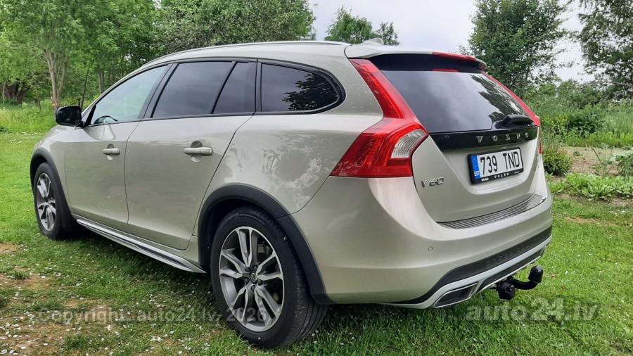 Smilšu krāsa Volvo V60 Cross Country 2018 Tallina, ar dzinēja tilpumu 2.40 L un nobraukumu 280 tūkst. km par 14900 €, foto 4 vietnē AUTOMOTO.COM.LV