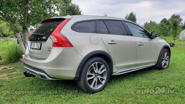 Beige Volvo V60 Cross Country 2018 in Tallinn, with an engine capacity of 2.40 L and mileage of 280 thousand km for 14900 €, photo 4 on AUTOMOTO.COM.LV