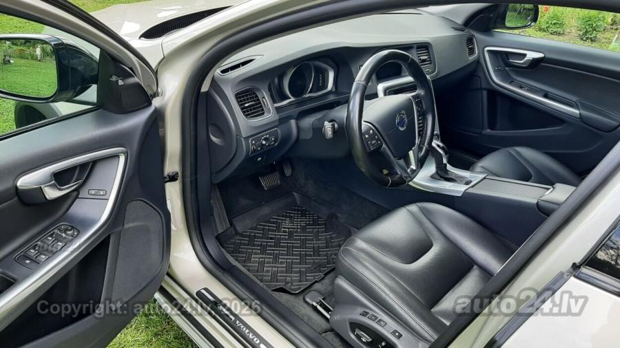 Smilšu krāsa Volvo V60 Cross Country 2018 Tallina, ar dzinēja tilpumu 2.40 L un nobraukumu 280 tūkst. km par 14900 €, foto 7 vietnē AUTOMOTO.COM.LV