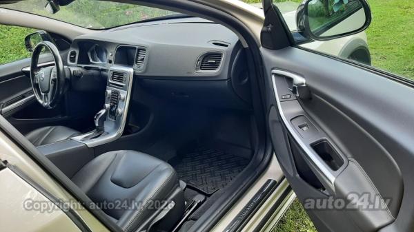 Beige Volvo V60 Cross Country 2018 in Tallinn, with an engine capacity of 2.40 L and mileage of 280 thousand km for 14900 €, photo 8 on AUTOMOTO.COM.LV