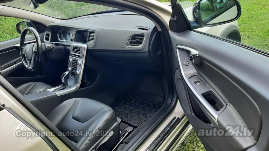 Smilšu krāsa Volvo V60 Cross Country 2018 Tallina, ar dzinēja tilpumu 2.40 L un nobraukumu 280 tūkst. km par 14900 €, foto 9 vietnē AUTOMOTO.COM.LV