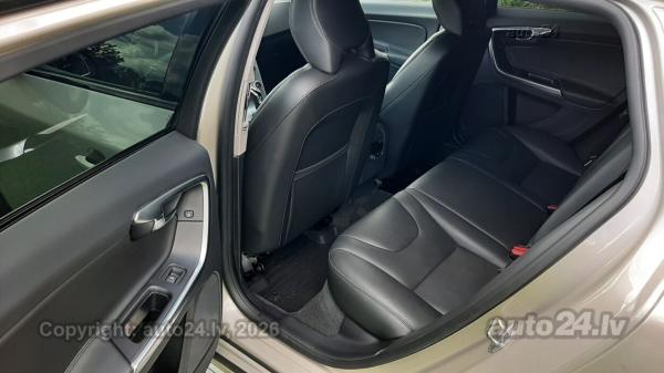 Beige Volvo V60 Cross Country 2018 in Tallinn, with an engine capacity of 2.40 L and mileage of 280 thousand km for 14900 €, photo 9 on AUTOMOTO.COM.LV