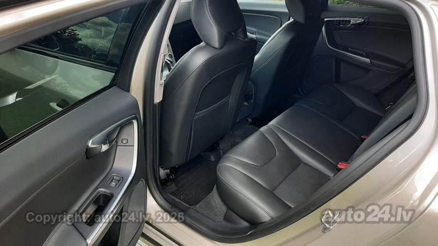 Smilšu krāsa Volvo V60 Cross Country 2018 Tallina, ar dzinēja tilpumu 2.40 L un nobraukumu 280 tūkst. km par 14900 €, foto 10 vietnē AUTOMOTO.COM.LV