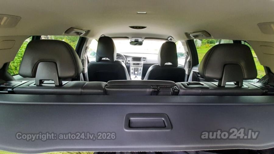 Smilšu krāsa Volvo V60 Cross Country 2018 Tallina, ar dzinēja tilpumu 2.40 L un nobraukumu 280 tūkst. km par 14900 €, foto 12 vietnē AUTOMOTO.COM.LV
