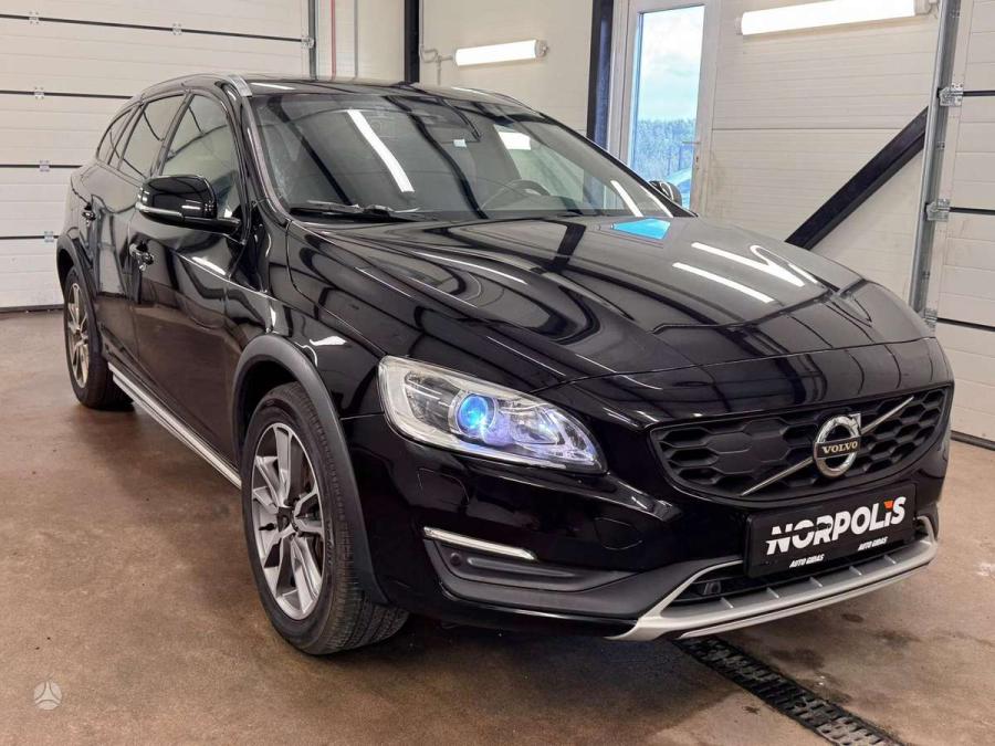 Melns Volvo V60 Cross Country 2018 Viļņa, ar dzinēja tilpumu 1.97 L un nobraukumu 201 tūkst. km par 11979 €, foto 4 vietnē AUTOMOTO.COM.LV
