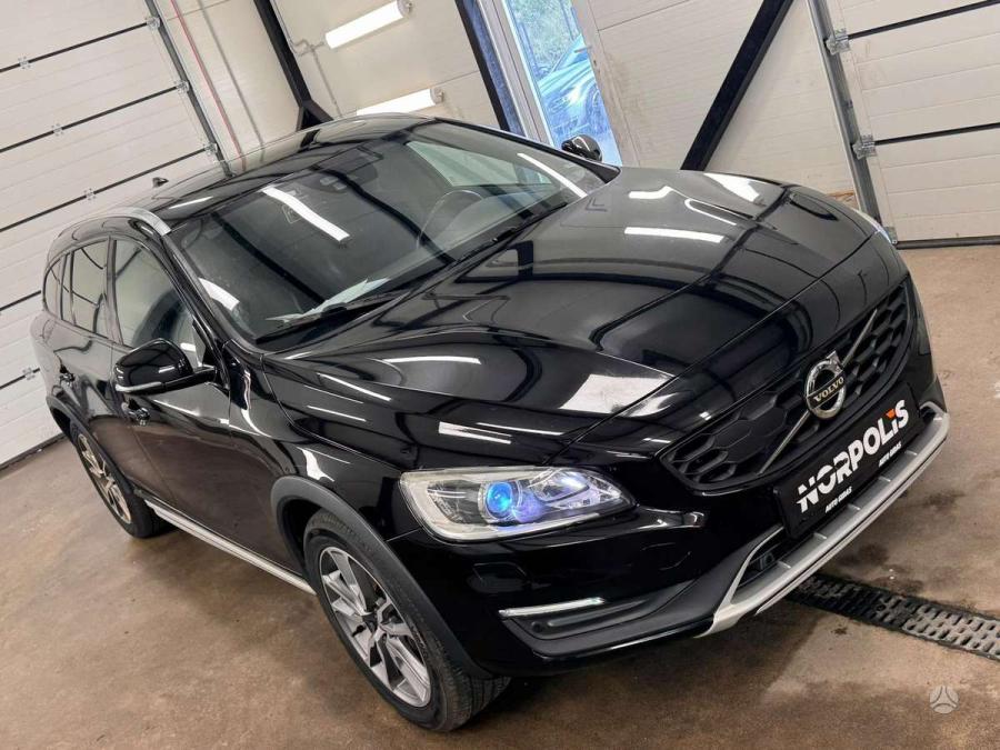 Melns Volvo V60 Cross Country 2018 Viļņa, ar dzinēja tilpumu 1.97 L un nobraukumu 201 tūkst. km par 11979 €, foto 6 vietnē AUTOMOTO.COM.LV
