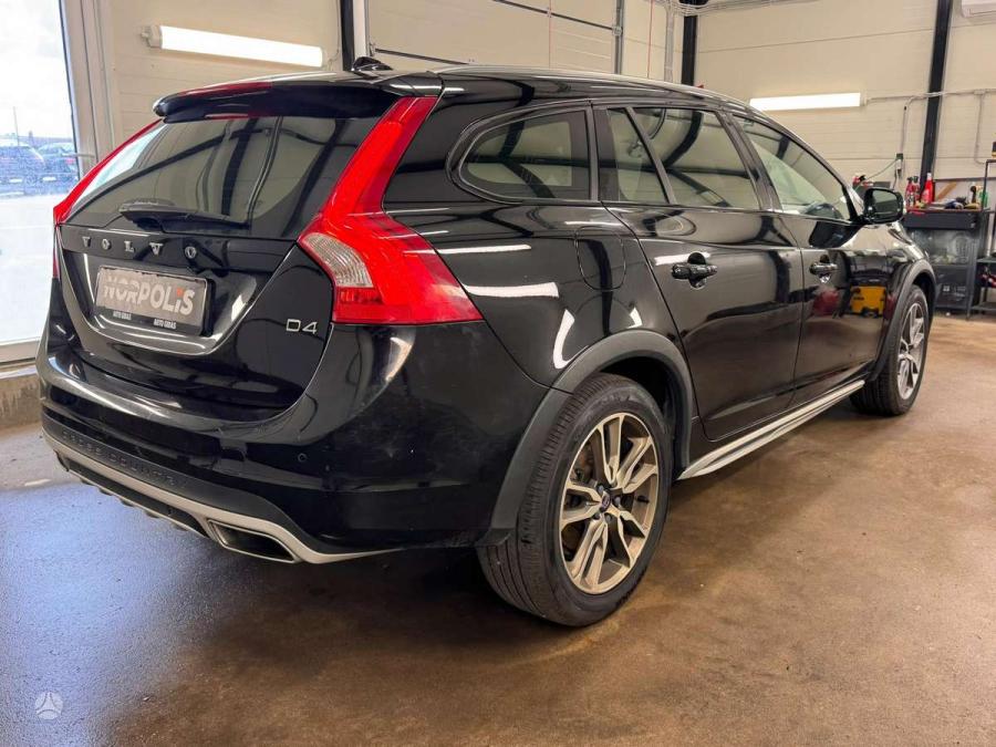 Melns Volvo V60 Cross Country 2018 Viļņa, ar dzinēja tilpumu 1.97 L un nobraukumu 201 tūkst. km par 11979 €, foto 7 vietnē AUTOMOTO.COM.LV