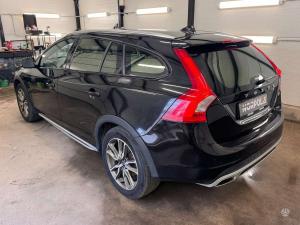 Melns Volvo V60 Cross Country 2018 Viļņa, ar dzinēja tilpumu 1.97 L un nobraukumu 201 tūkst. km par 11979 €, foto 8 vietnē AUTOMOTO.COM.LV