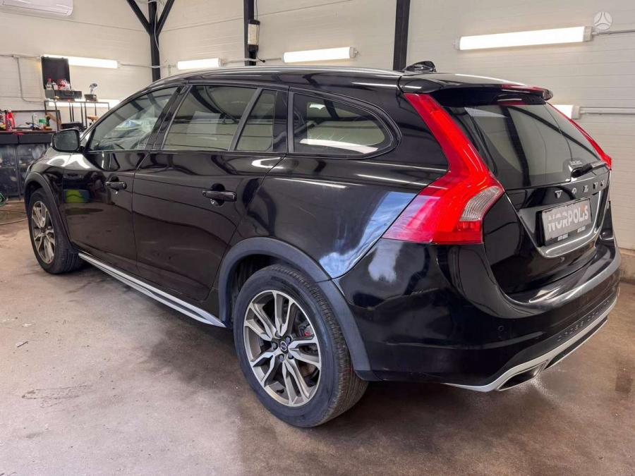 Melns Volvo V60 Cross Country 2018 Viļņa, ar dzinēja tilpumu 1.97 L un nobraukumu 201 tūkst. km par 11979 €, foto 10 vietnē AUTOMOTO.COM.LV