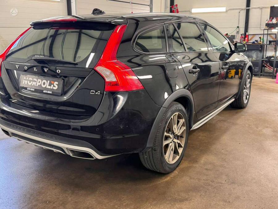 Melns Volvo V60 Cross Country 2018 Viļņa, ar dzinēja tilpumu 1.97 L un nobraukumu 201 tūkst. km par 11979 €, foto 11 vietnē AUTOMOTO.COM.LV
