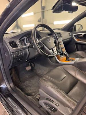 Melns Volvo V60 Cross Country 2018 Viļņa, ar dzinēja tilpumu 1.97 L un nobraukumu 201 tūkst. km par 11979 €, foto 15 vietnē AUTOMOTO.COM.LV