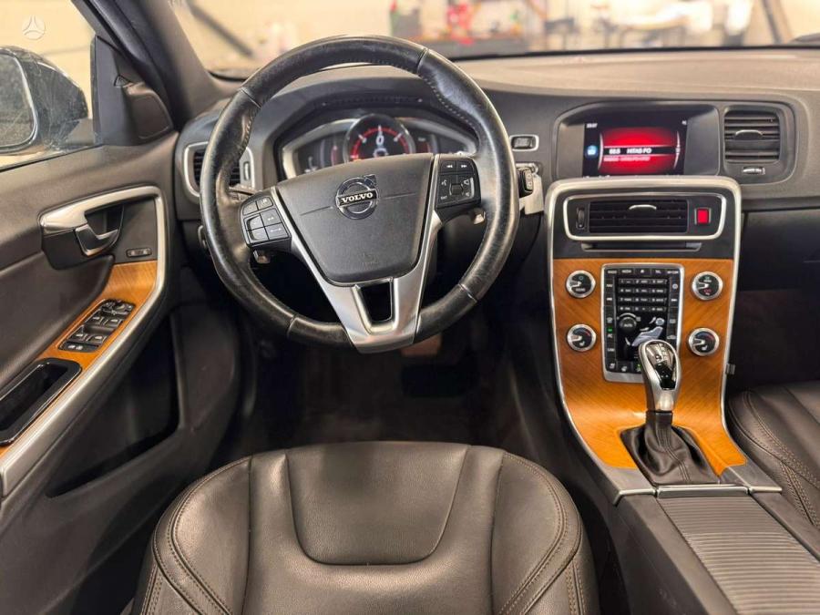 Melns Volvo V60 Cross Country 2018 Viļņa, ar dzinēja tilpumu 1.97 L un nobraukumu 201 tūkst. km par 11979 €, foto 18 vietnē AUTOMOTO.COM.LV