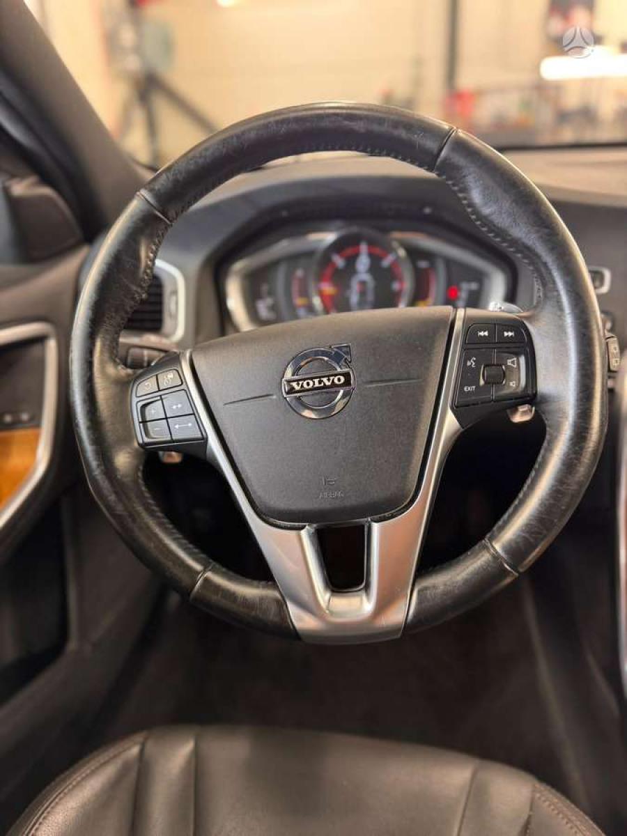 Melns Volvo V60 Cross Country 2018 Viļņa, ar dzinēja tilpumu 1.97 L un nobraukumu 201 tūkst. km par 11979 €, foto 19 vietnē AUTOMOTO.COM.LV