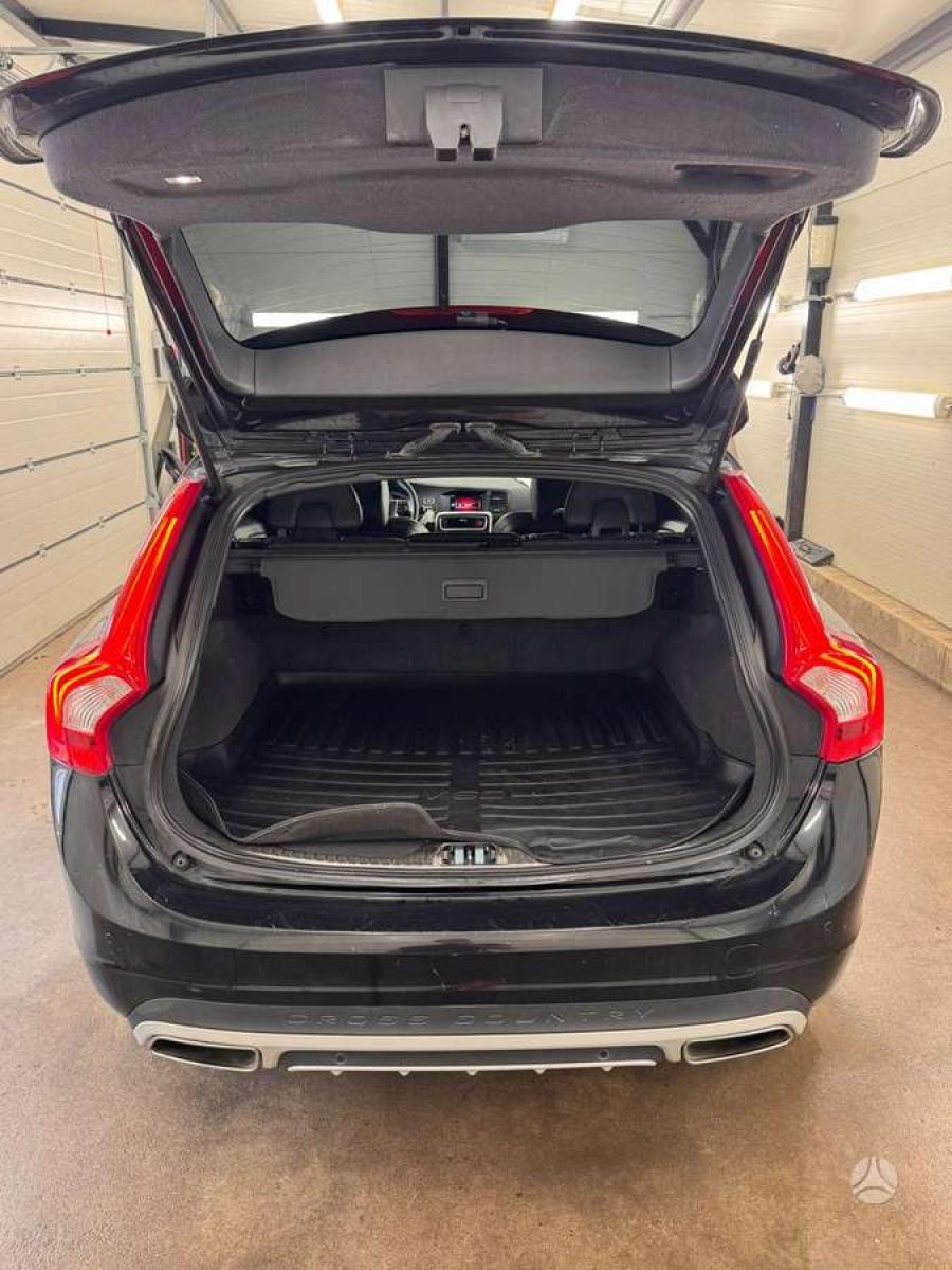 Melns Volvo V60 Cross Country 2018 Viļņa, ar dzinēja tilpumu 1.97 L un nobraukumu 201 tūkst. km par 11979 €, foto 26 vietnē AUTOMOTO.COM.LV