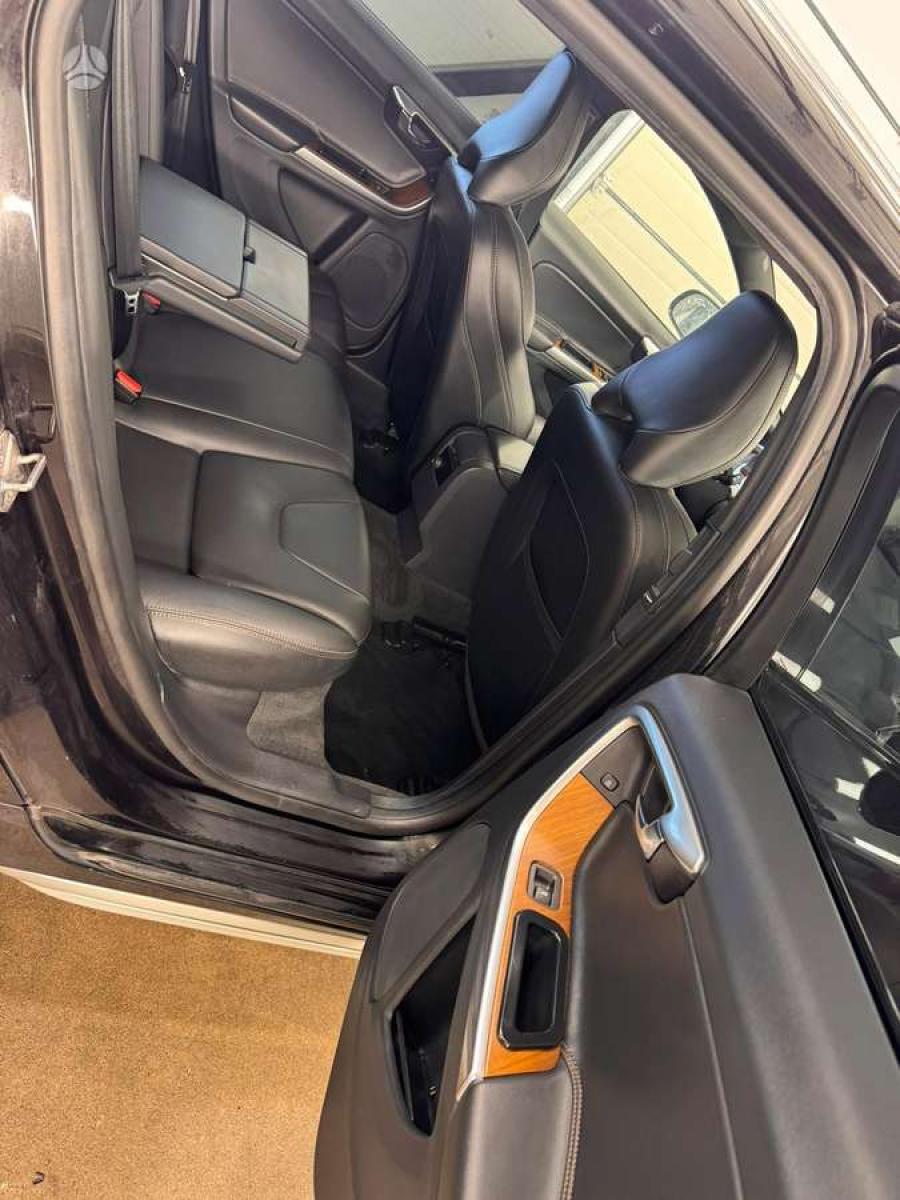 Melns Volvo V60 Cross Country 2018 Viļņa, ar dzinēja tilpumu 1.97 L un nobraukumu 201 tūkst. km par 11979 €, foto 28 vietnē AUTOMOTO.COM.LV
