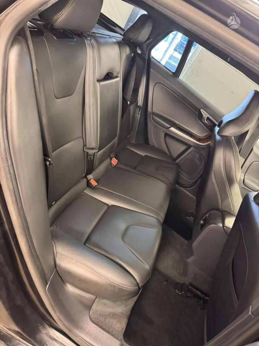 Melns Volvo V60 Cross Country 2018 Viļņa, ar dzinēja tilpumu 1.97 L un nobraukumu 201 tūkst. km par 11979 €, foto 29 vietnē AUTOMOTO.COM.LV