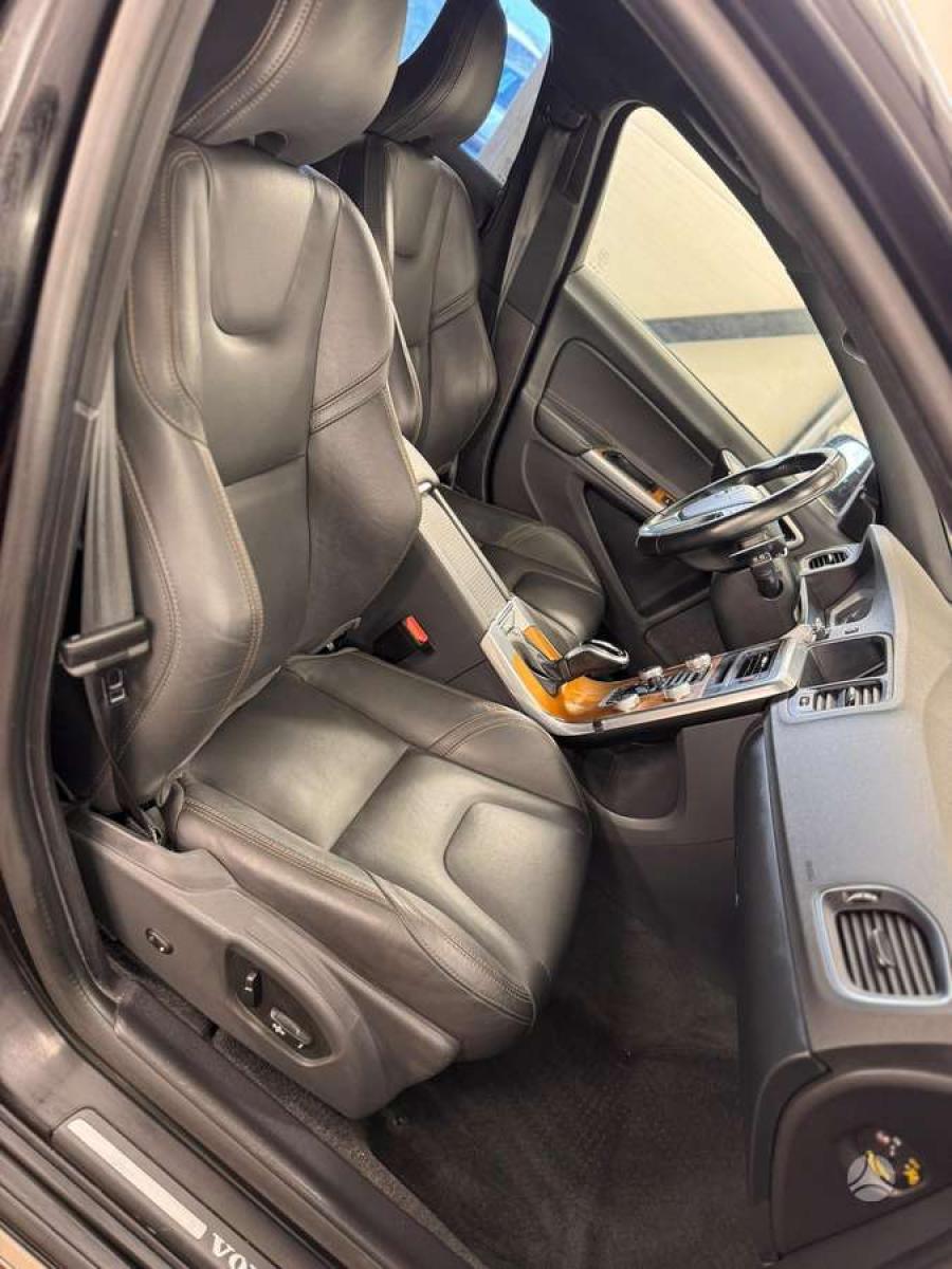 Melns Volvo V60 Cross Country 2018 Viļņa, ar dzinēja tilpumu 1.97 L un nobraukumu 201 tūkst. km par 11979 €, foto 31 vietnē AUTOMOTO.COM.LV