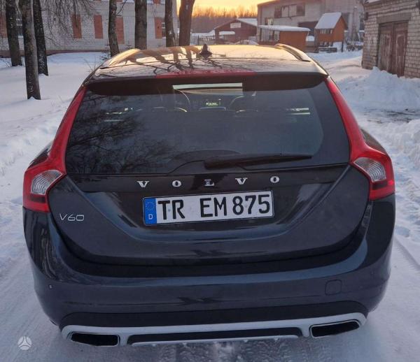 Black Volvo V60 Cross Country 2016 in Raseiniai, with an engine capacity of 2.40 L and mileage of 246 thousand km for 12400 €, photo 3 on AUTOMOTO.COM.LV