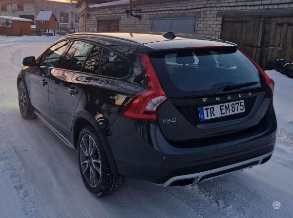 Black Volvo V60 Cross Country 2016 in Raseiniai, with an engine capacity of 2.40 L and mileage of 246 thousand km for 12400 €, photo 4 on AUTOMOTO.COM.LV