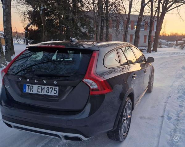 Black Volvo V60 Cross Country 2016 in Raseiniai, with an engine capacity of 2.40 L and mileage of 246 thousand km for 12400 €, photo 5 on AUTOMOTO.COM.LV