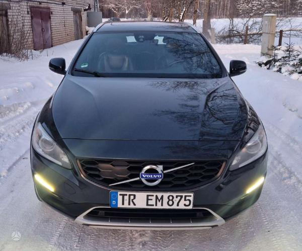Black Volvo V60 Cross Country 2016 in Raseiniai, with an engine capacity of 2.40 L and mileage of 246 thousand km for 12400 €, photo 7 on AUTOMOTO.COM.LV