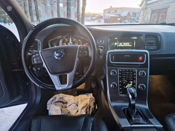 Black Volvo V60 Cross Country 2016 in Raseiniai, with an engine capacity of 2.40 L and mileage of 246 thousand km for 12400 €, photo 10 on AUTOMOTO.COM.LV
