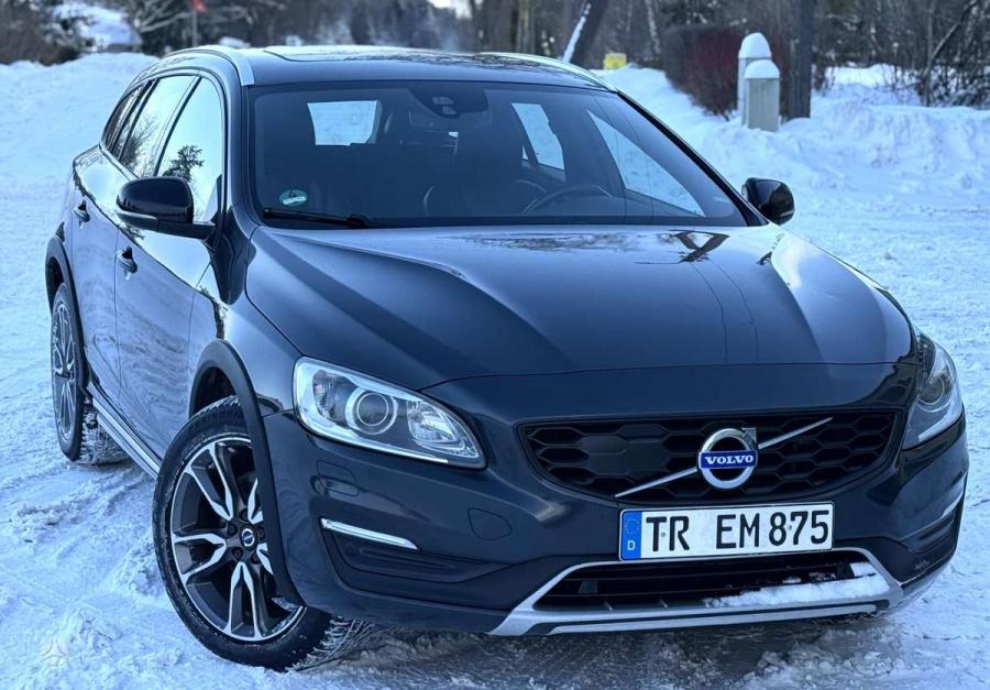 Black Volvo V60 Cross Country 2016 in Kaunas, with an engine capacity of 2.40 L and mileage of 245 thousand km for 12200 €, photo 1 on AUTOMOTO.COM.LV