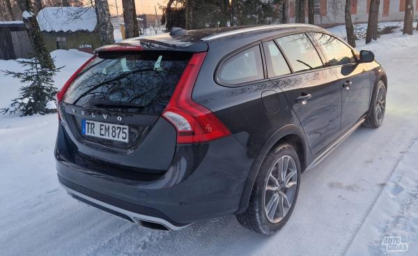 Melns Volvo V60 Cross Country 2016 Kauņa, ar dzinēja tilpumu 2.40 L un nobraukumu 246 tūkst. km par 11950 €, foto 2 vietnē AUTOMOTO.COM.LV