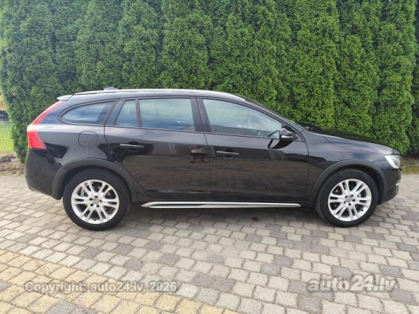 Melns Volvo V60 Cross Country 2016 Paide, ar dzinēja tilpumu 2.00 L un nobraukumu 239 tūkst. km par 12990 €, foto 6 vietnē AUTOMOTO.COM.LV