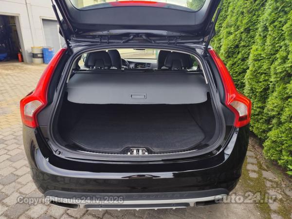Melns Volvo V60 Cross Country 2016 Paide, ar dzinēja tilpumu 2.00 L un nobraukumu 239 tūkst. km par 12990 €, foto 9 vietnē AUTOMOTO.COM.LV