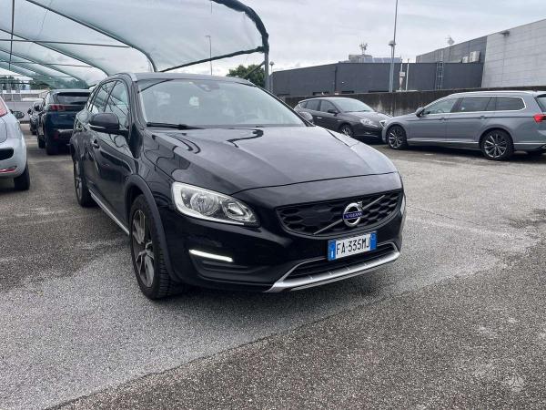 Black Volvo V60 Cross Country 2017 in Panevezys, with an engine capacity of 1.97 L and mileage of 214 thousand km for 9500 €, photo 2 on AUTOMOTO.COM.LV