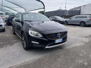 Melns Volvo V60 Cross Country 2017 Panevēža, ar dzinēja tilpumu 1.97 L un nobraukumu 214 tūkst. km par 9500 €, foto 3 vietnē AUTOMOTO.COM.LV