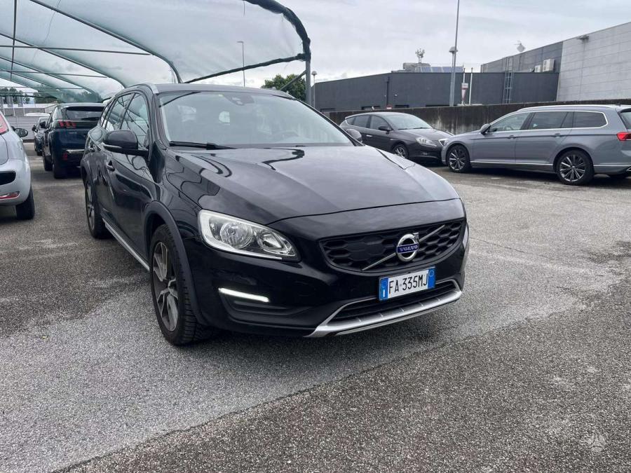 Melns Volvo V60 Cross Country 2017 Panevēža, ar dzinēja tilpumu 1.97 L un nobraukumu 214 tūkst. km par 9500 €, foto 3 vietnē AUTOMOTO.COM.LV