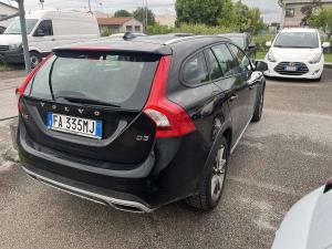 Melns Volvo V60 Cross Country 2017 Panevēža, ar dzinēja tilpumu 1.97 L un nobraukumu 214 tūkst. km par 9500 €, foto 4 vietnē AUTOMOTO.COM.LV