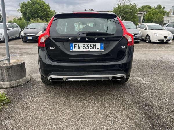 Black Volvo V60 Cross Country 2017 in Panevezys, with an engine capacity of 1.97 L and mileage of 214 thousand km for 9500 €, photo 4 on AUTOMOTO.COM.LV
